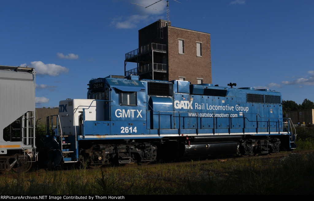 GMTX 2614 readies some Air-Flo hoppers for an NS pickup